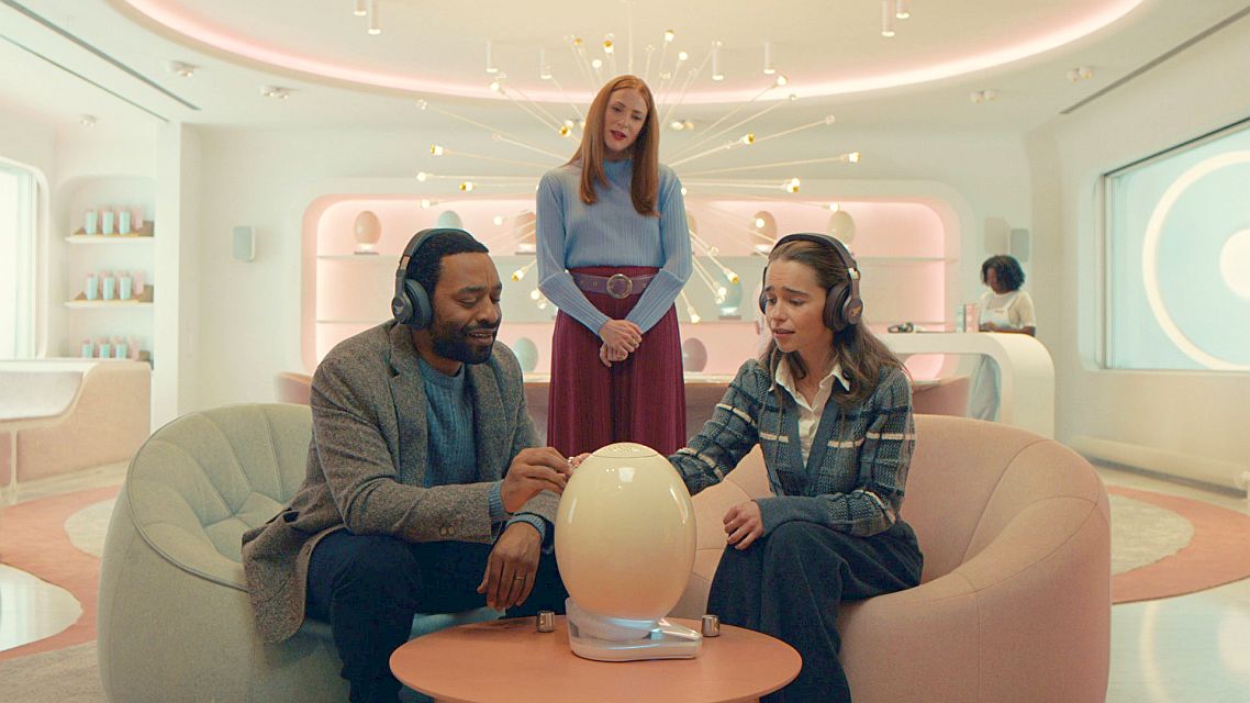 Emilia Clarke i Chiwetel Ejiofor žele postati roditelji u najavi filma "The Pod Generation ...
