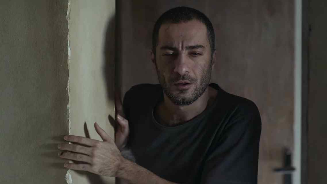 Iza zida (Beyond the Wall / Shab, Dakheli, Divar, 2022) - Film